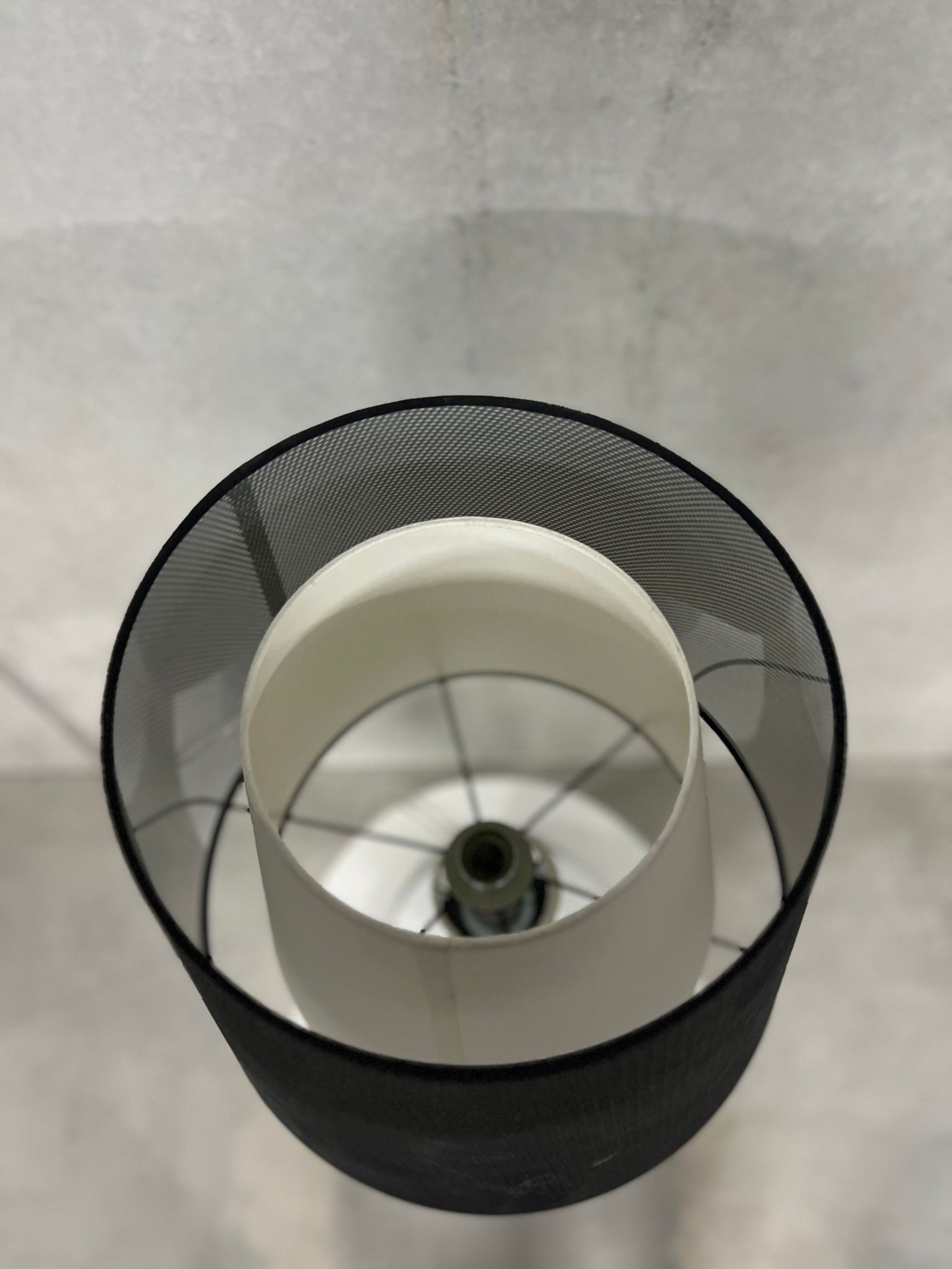 Pre-owned & Refurbished MODISS - Clasica 10 Table Lamp White With Black ...